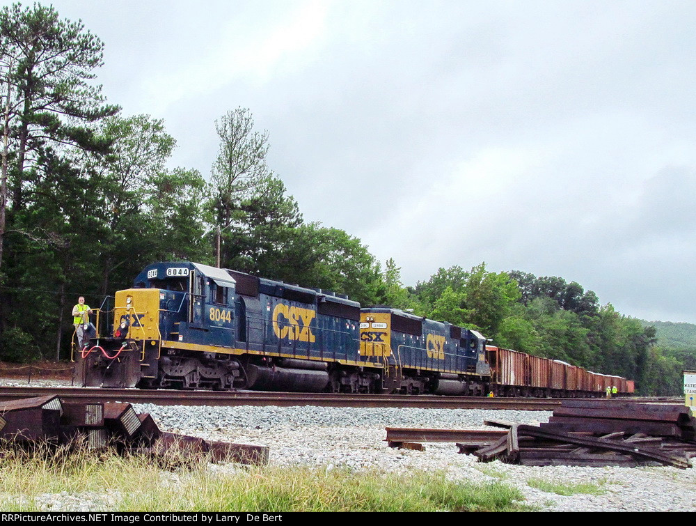 CSX 8044 Ready to spread ballast